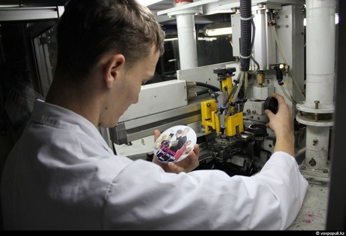 Inside a DVD Manufacturing Plant | Amusing Planet